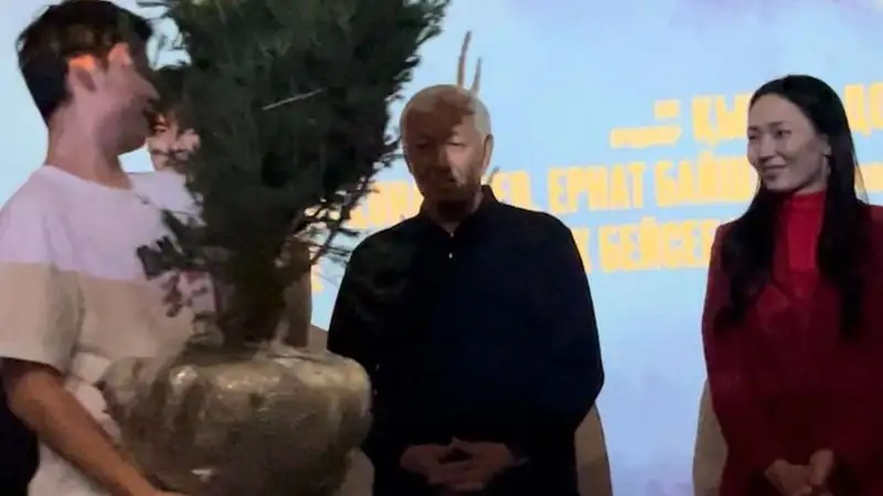 ADAM BOL: казахстанские актеры вручили саженцы Астане ᐈ новость от 15: ...