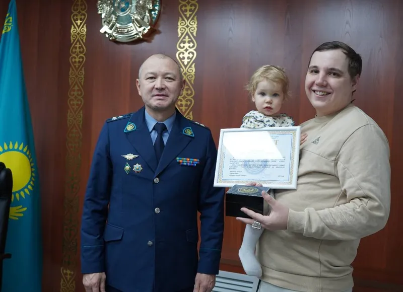 За спасение пенсионерки от мошенников в Павлодаре наградили таксиста ᐈ ...